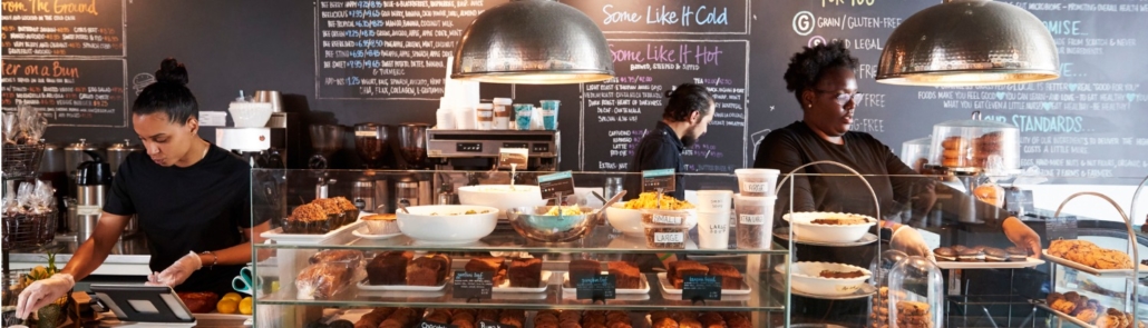 staff-working-behind-counter-in-busy-coffee-shop-picture-id900816038 ...